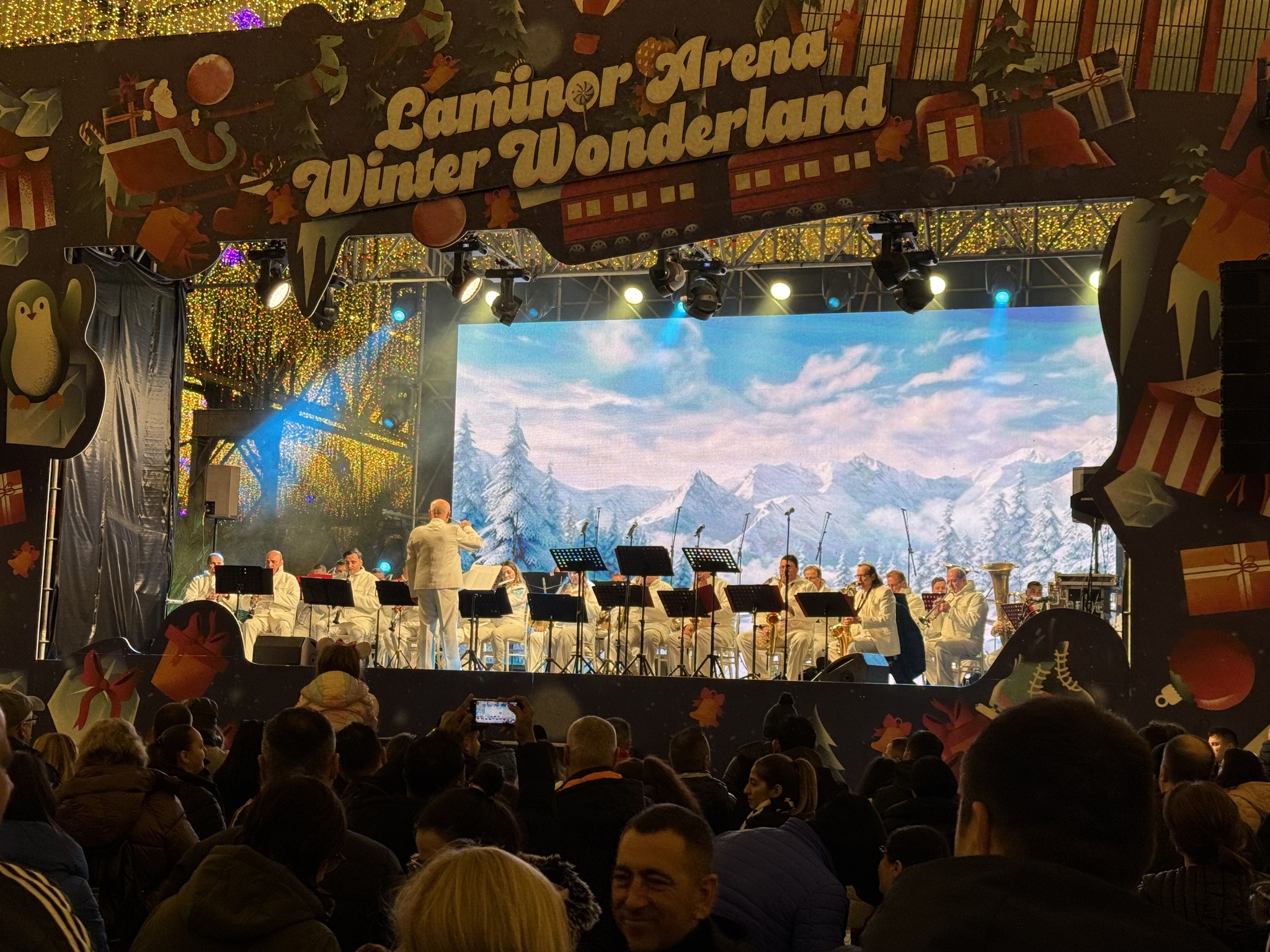 Trăieşte magia sărbătorilor "Laminor Plaza Winter Wonderland"! Concert ...