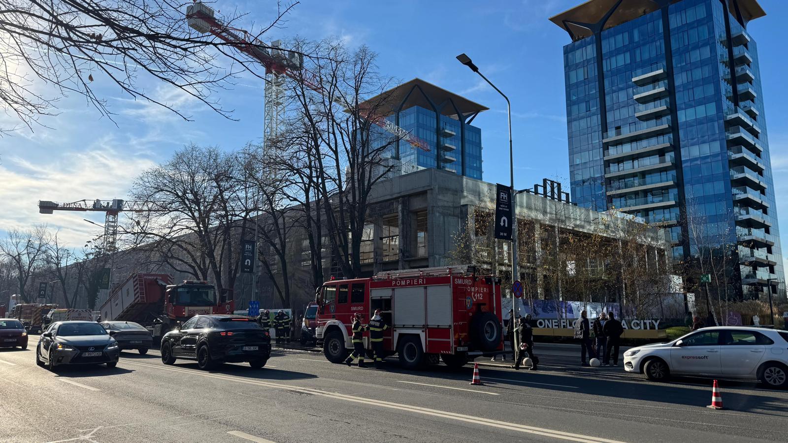 Pompierii acționeaza pentru extragerea de sub o placa de beton a unui ...