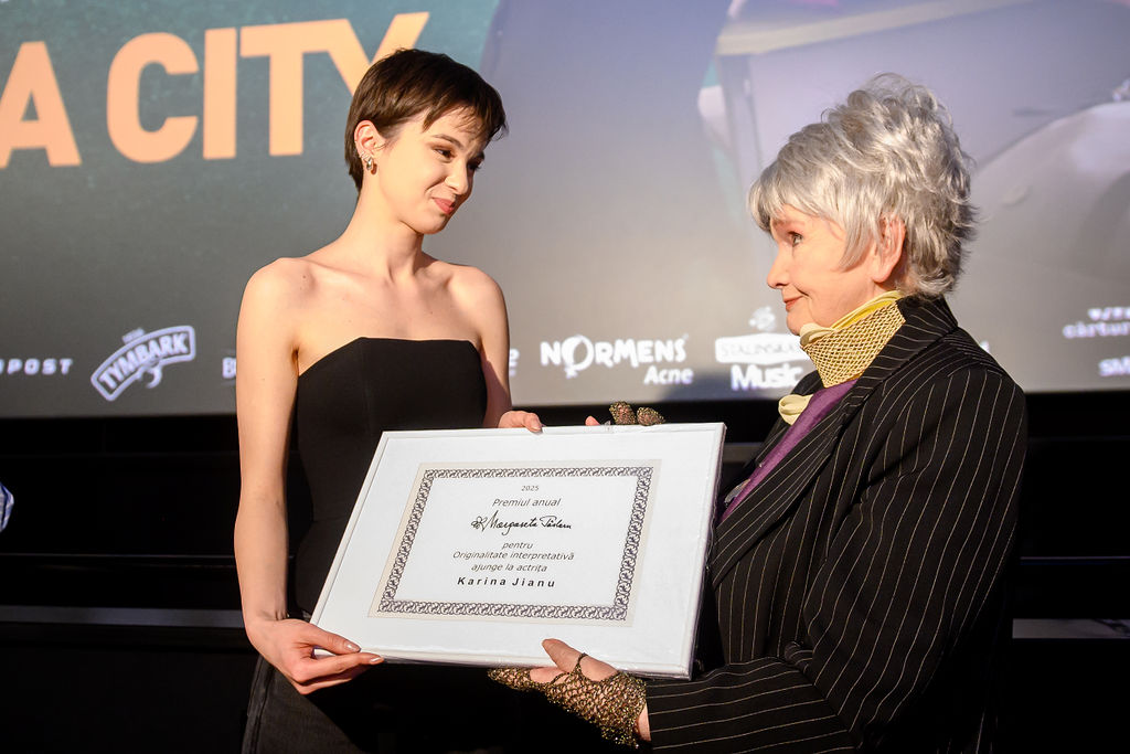 Moment special la premiera de gală „Hoţii de subiecte” - Actriţa Karina ...