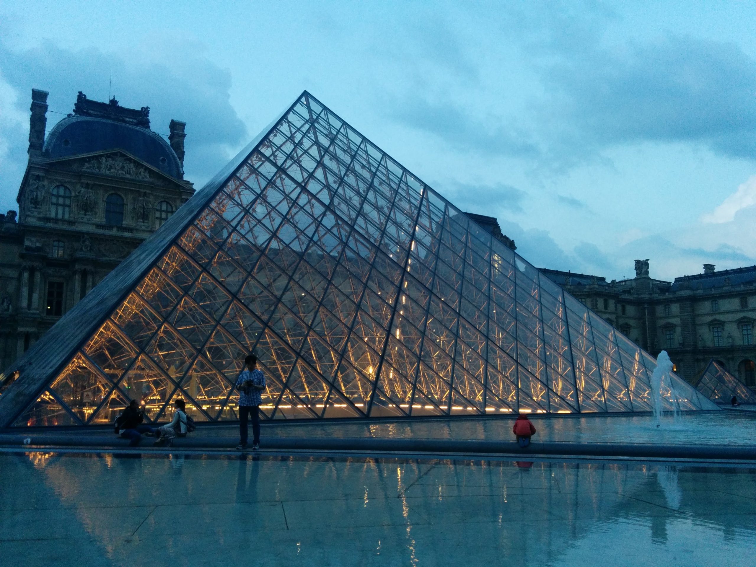 Muzeul Luvru din Paris se redeschide parţial miercuri, în pofida ...