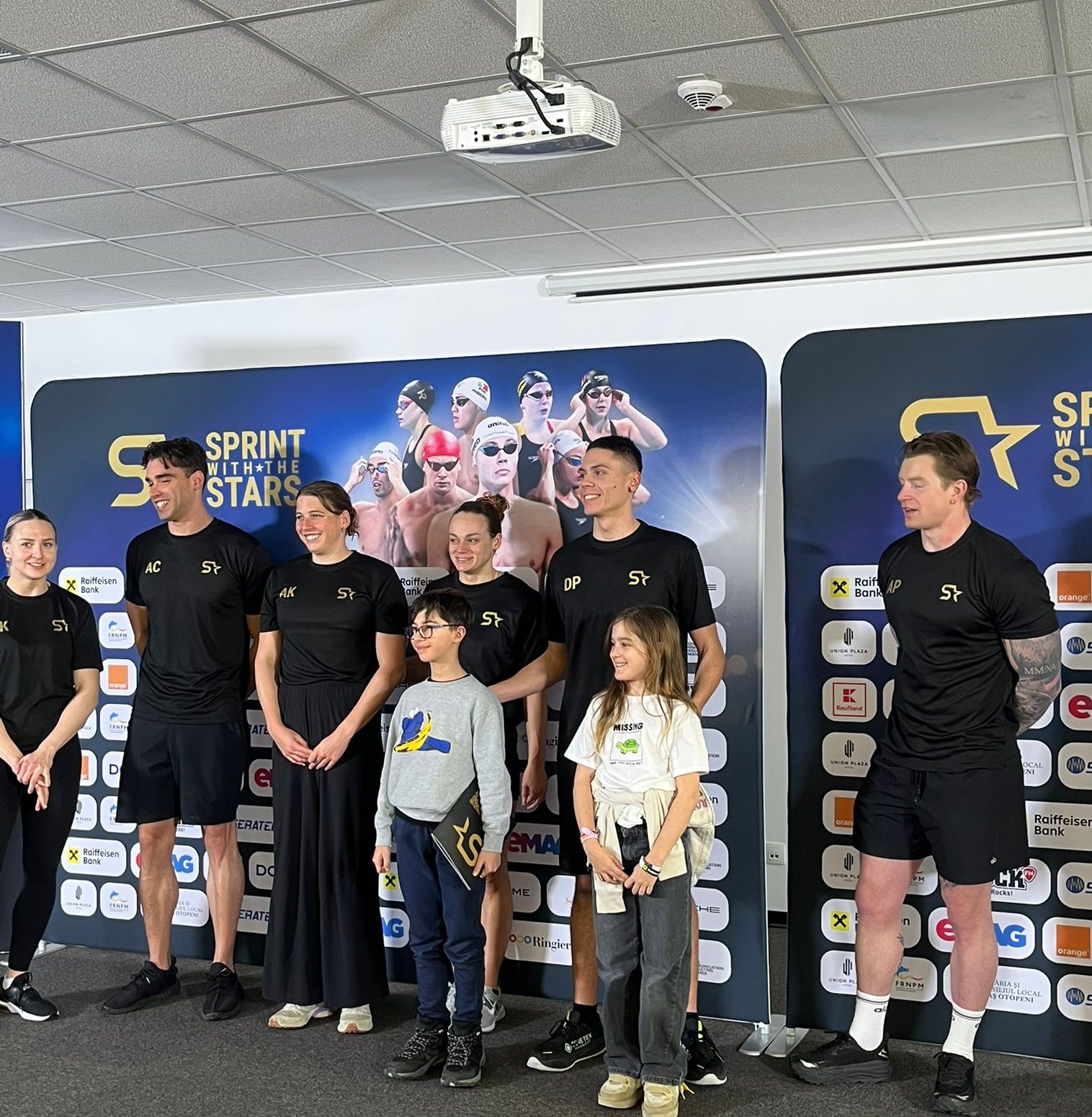 Copiii au înotat cu Popovici și vedetele mondiale la „Sprint with the ...