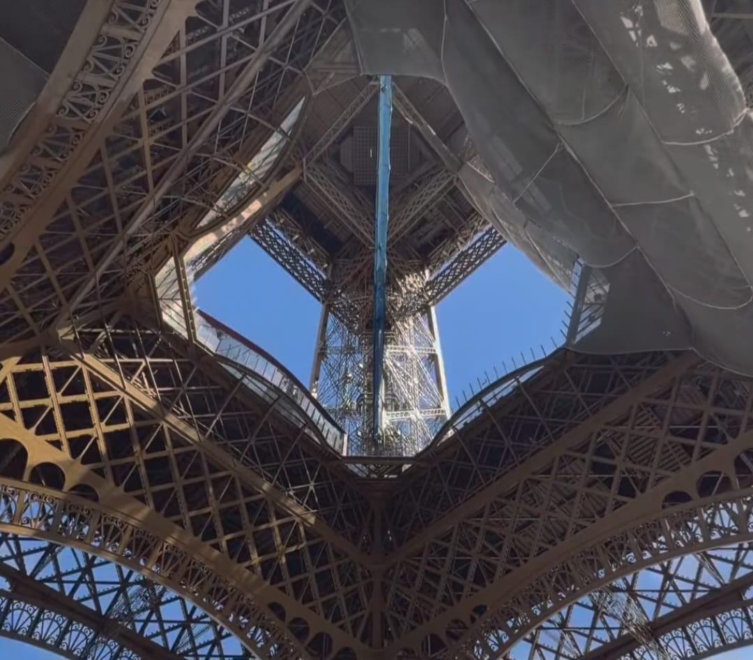 Turnul Eiffel, o nouă atracţie pentru vizitatori: un pod suspendat la ...