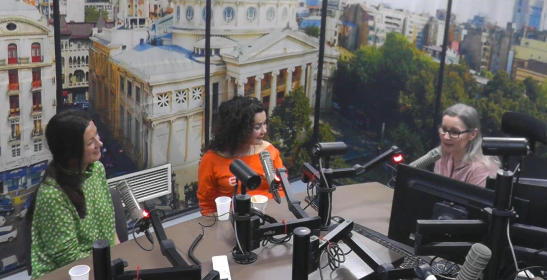 ”Lapte negru”, la Nottara - întâlnire cu Elif Shafak și vocile sale ...