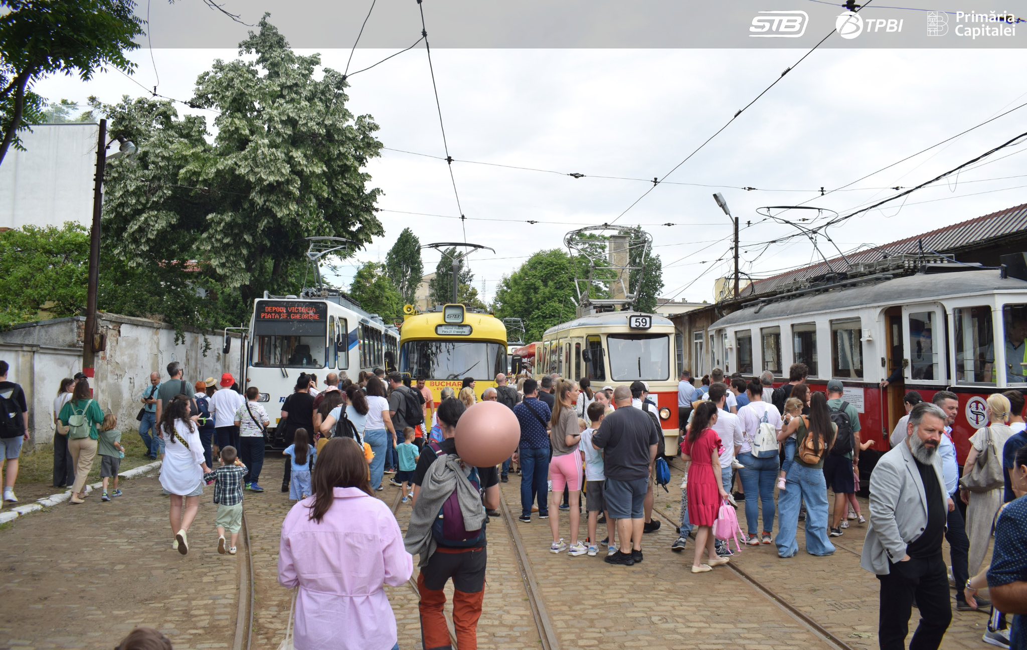 Parada tramvaielor istorice STB, spectacol de Ziua Copilului în ...
